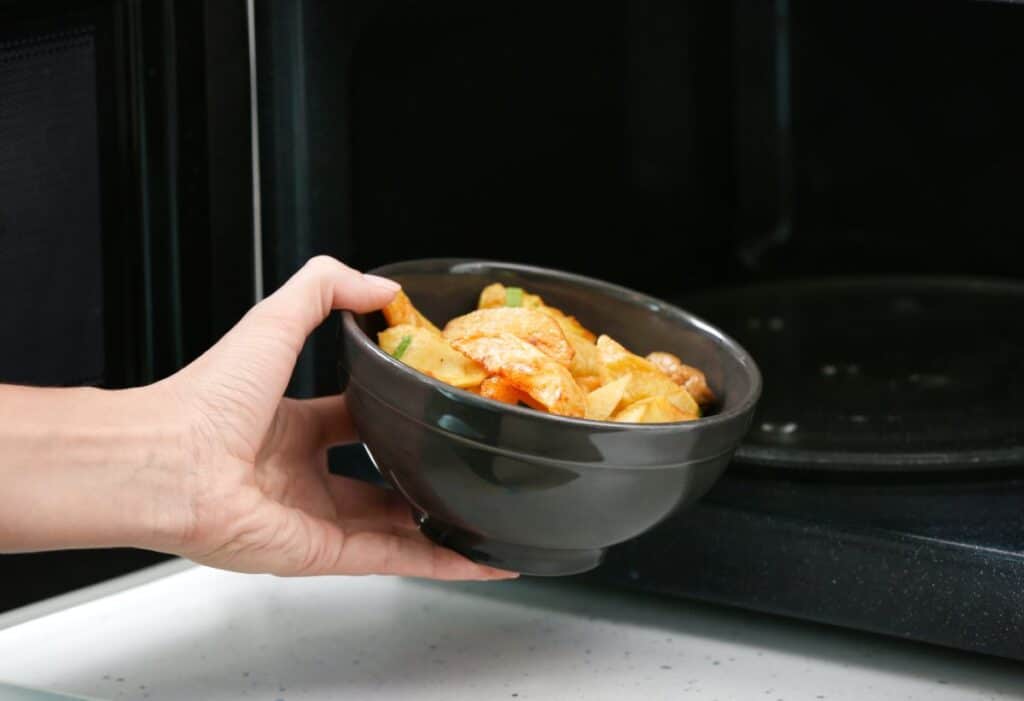How To Microwave Leftovers (7 Rules You Should Know) - Can You ...